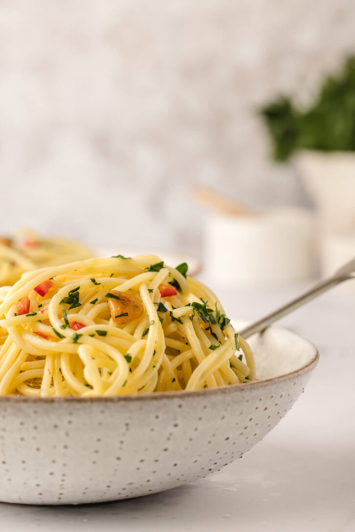 Spaghetti Aglio Olio e Peperoncino - Yummy Mummy Kitchen