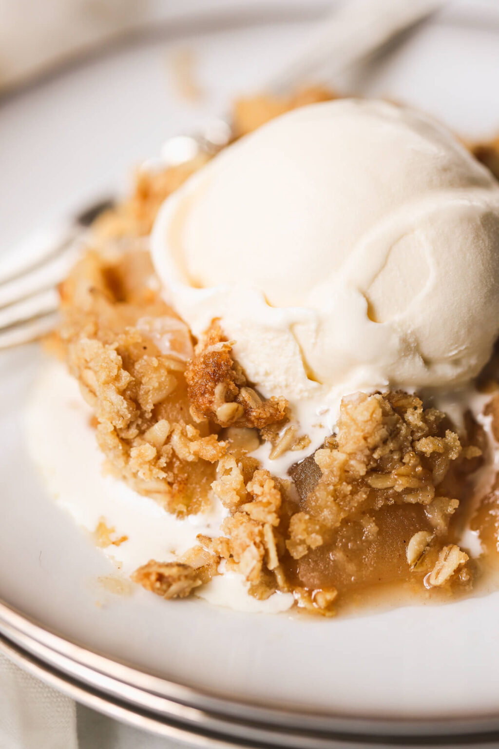 Old Fashioned Apple Crisp with Oatmeal Topping
